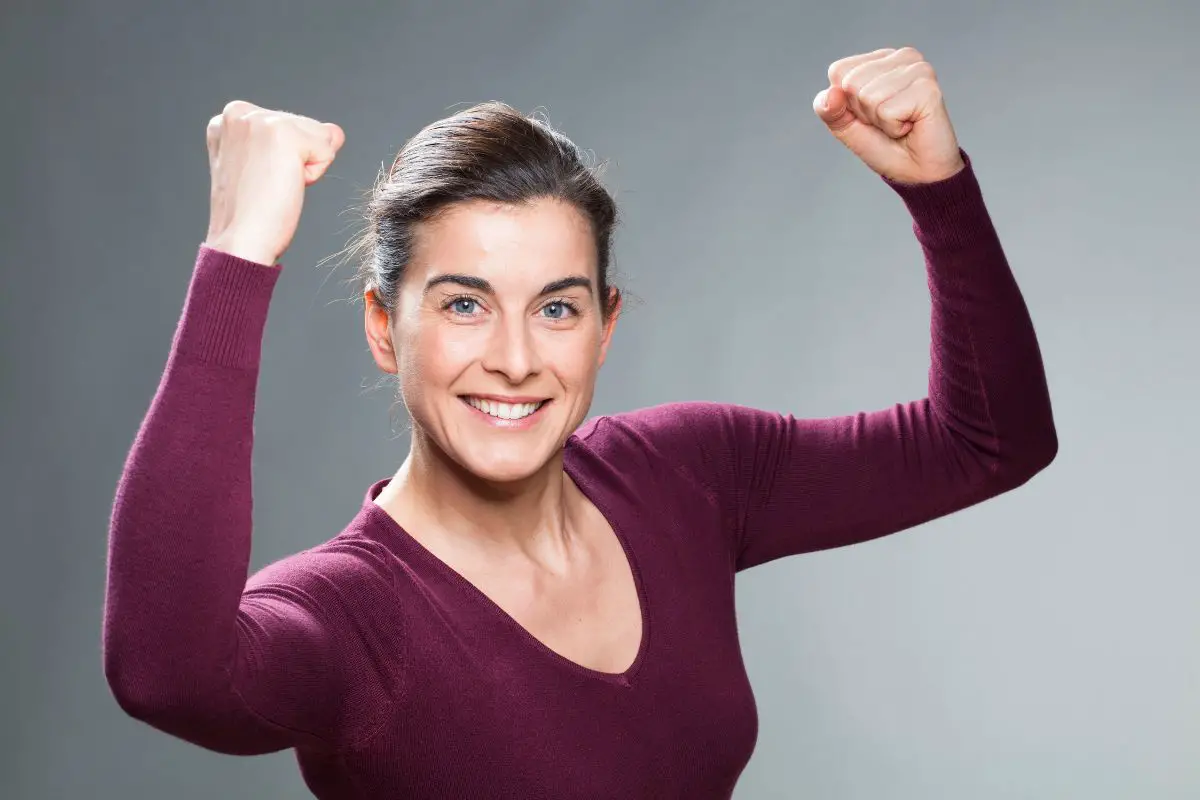 11 Examples of Effective Body Language For Social & Business Situations ...